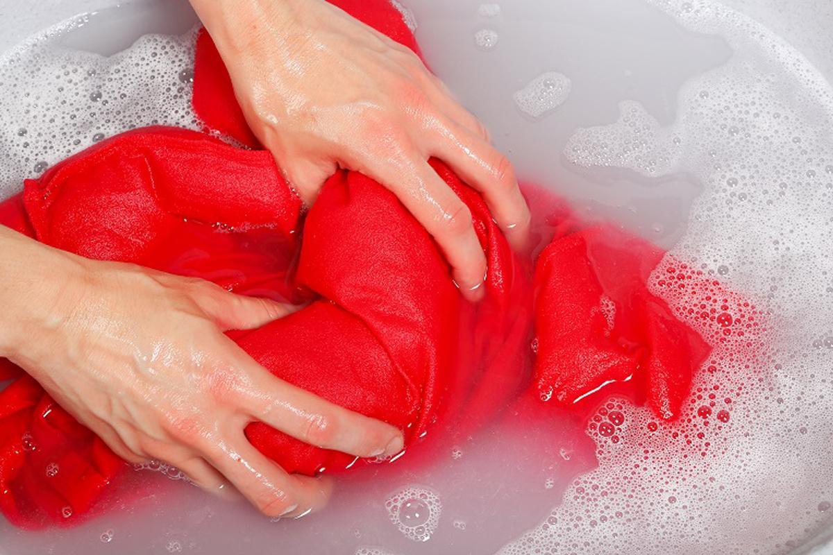 Comment enlever une TACHE de VIN rouge - 8 astuces très efficaces