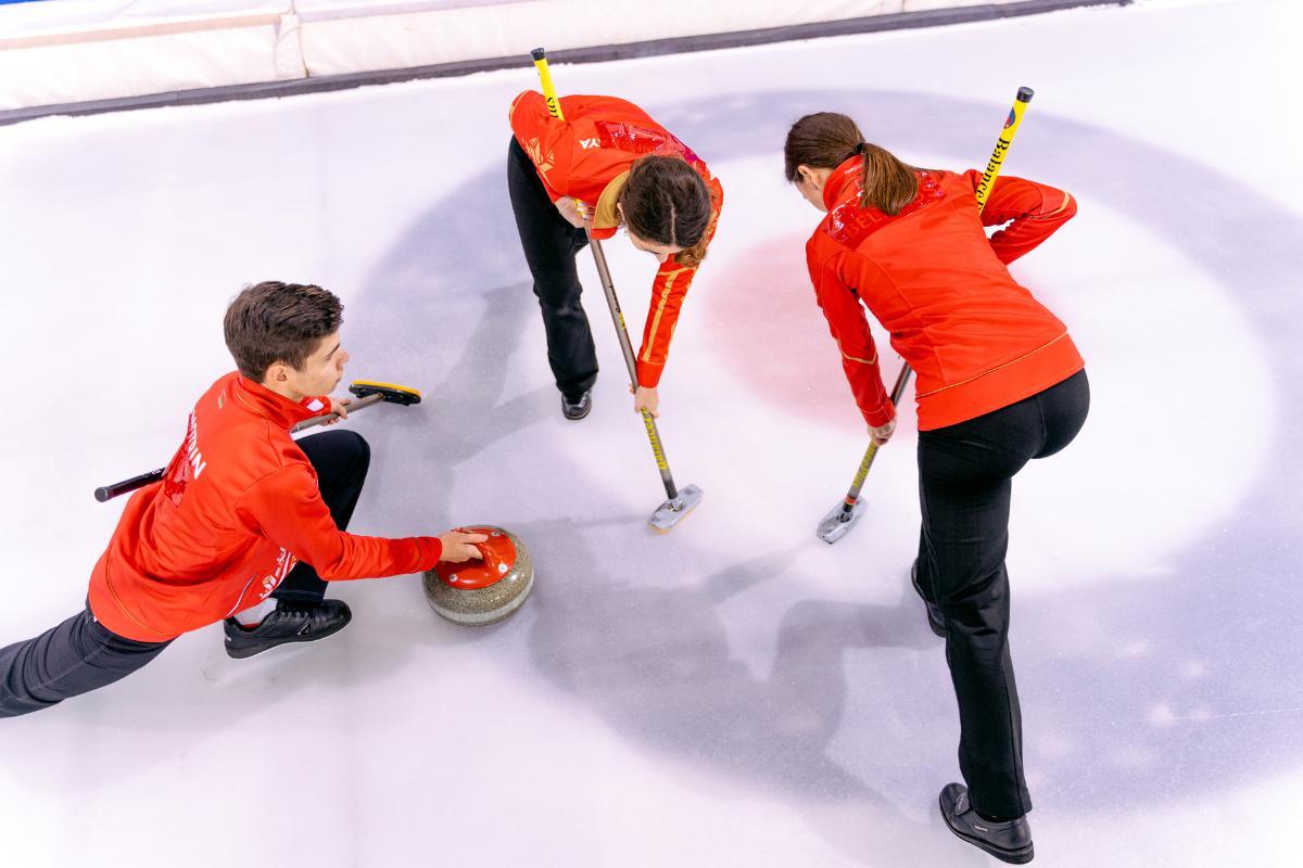 Curling : Définition, origine et règles de ce sport sur glace avec balai