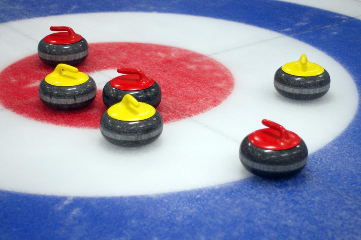 Curling : Définition, origine et règles de ce sport sur glace avec balai