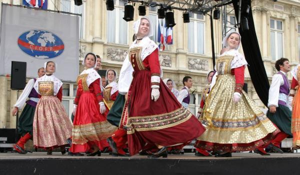 FOLKLORE - DÉFINITION, FRANÇAIS - LE FOLKLORE ET GROUPES FOLKLORIQUES